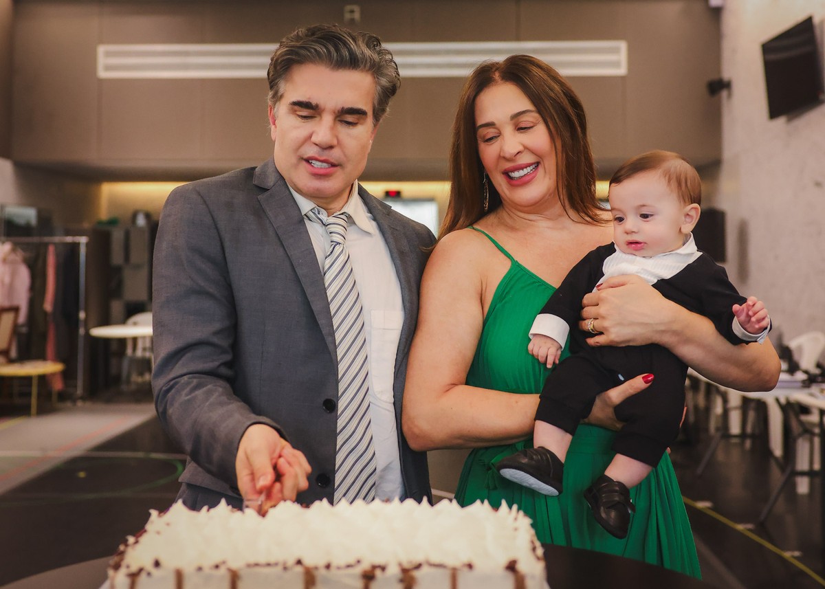 Jarbas Homem de Mello ganha festa de aniversário no teatro e Claudia