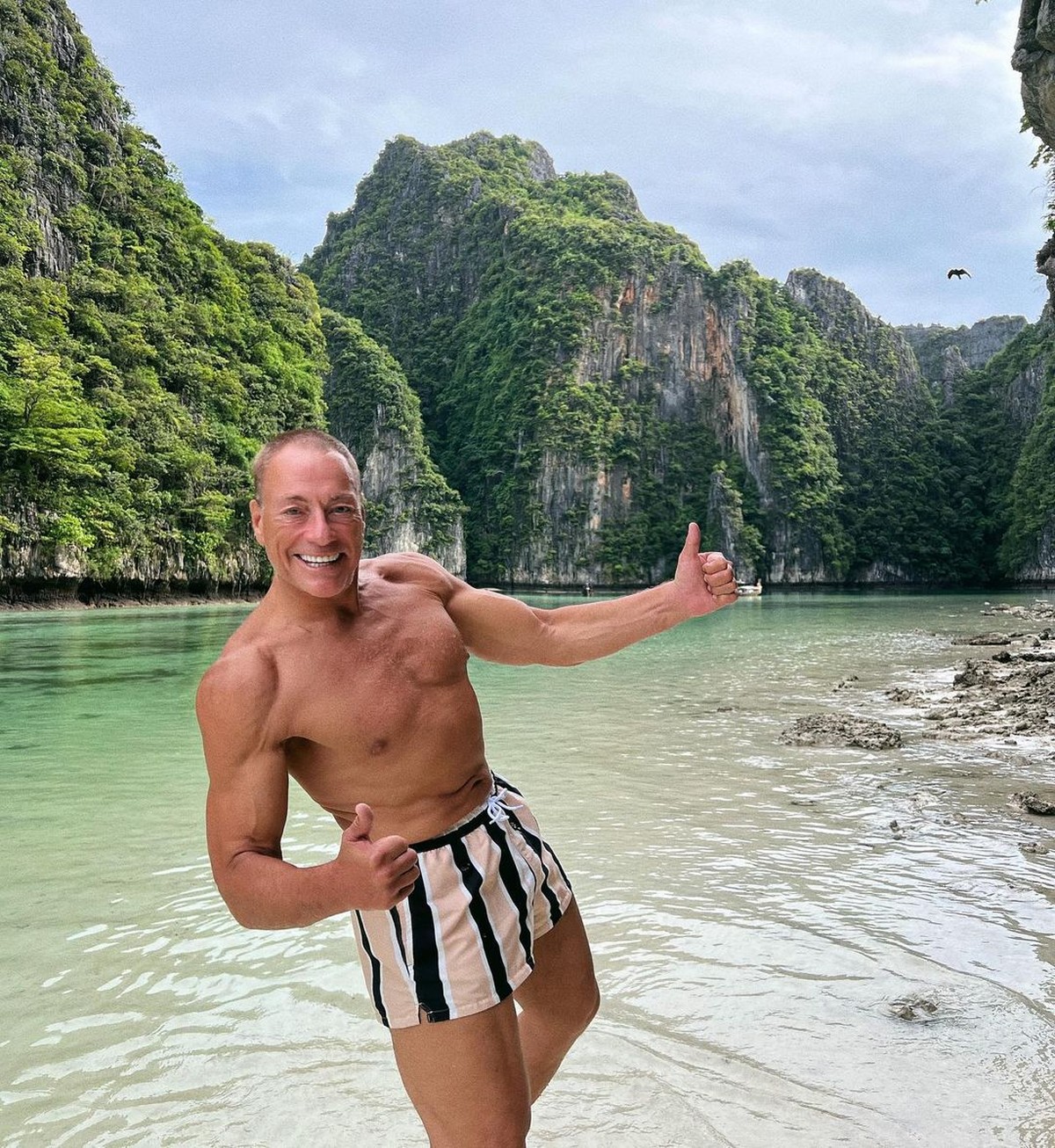 Aos 62 anos Jean Claude Van Damme posa sem camisa e impressiona fãs