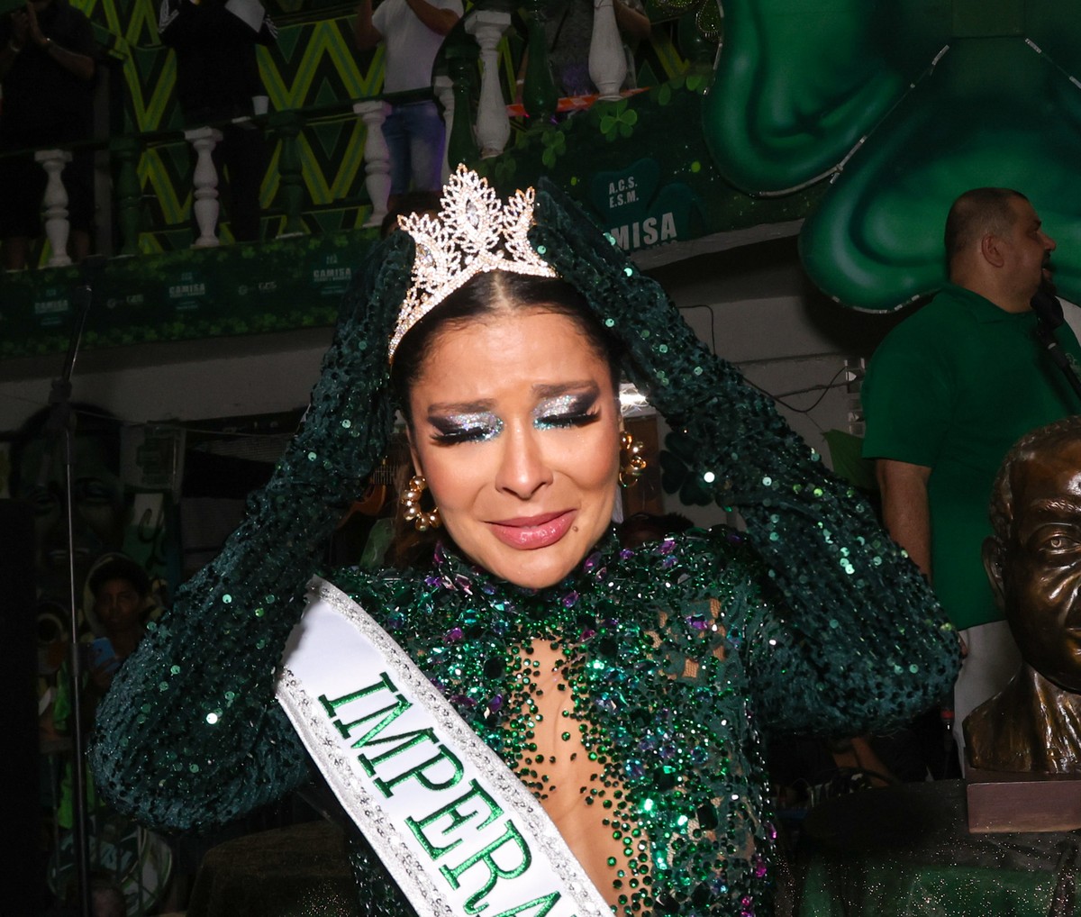 Ex-BBB, Gyselle Soares chora ao ser coroada Imperatriz da Camisa Verde ...