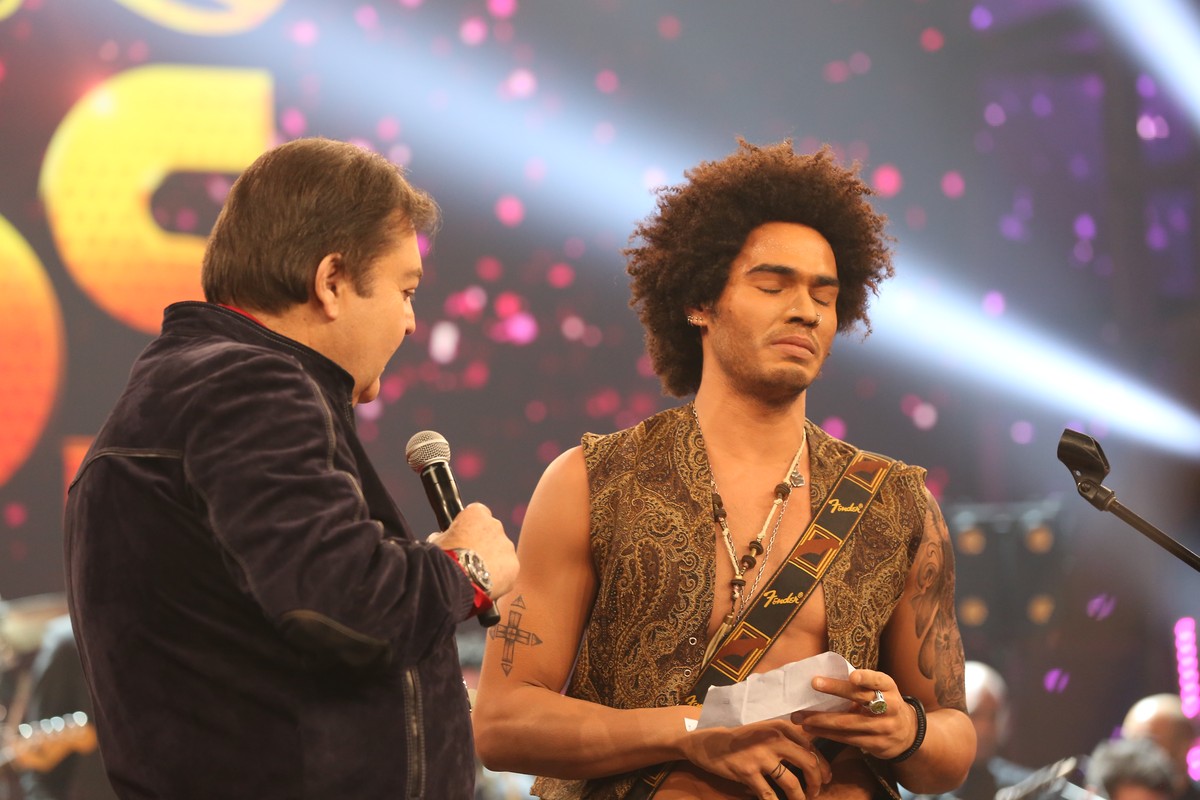 Enzo Romani faz solo de guitarra e se emociona no palco do 'Domingão ...