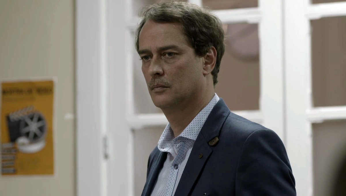 Edgar aparece na reunião de pais e Lica explode