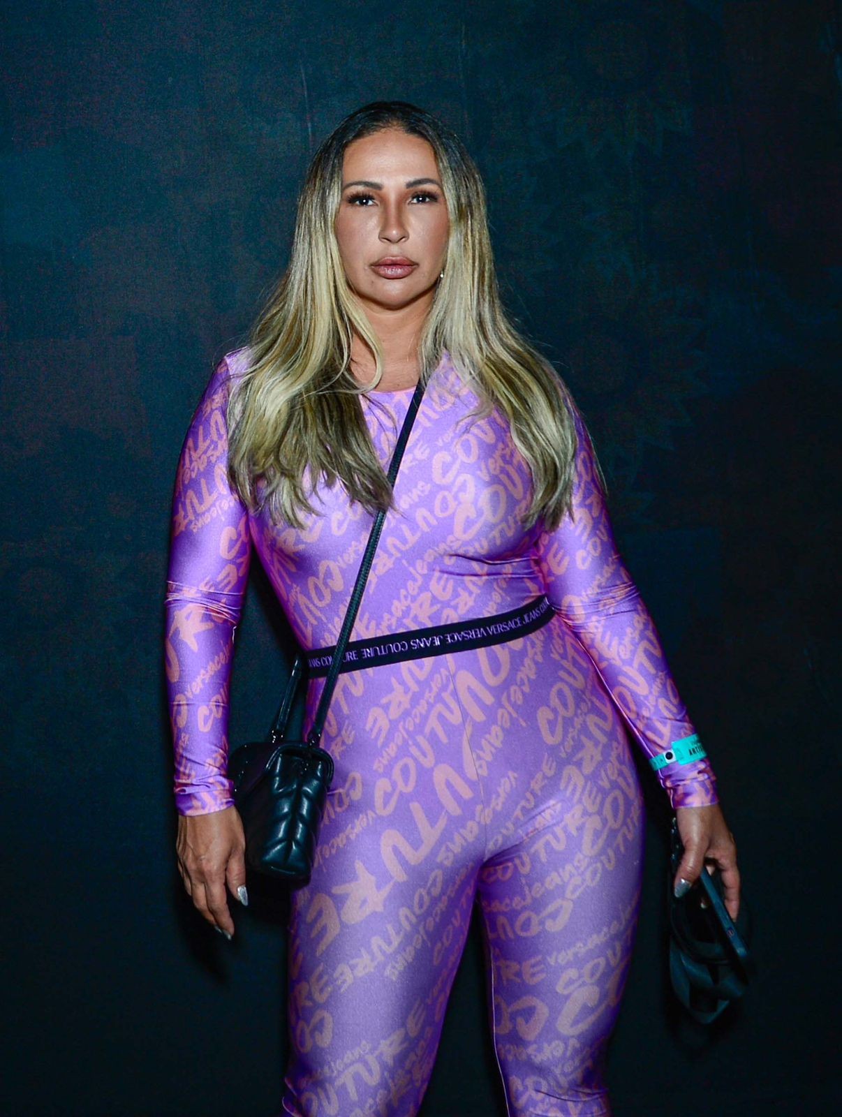 Dennis comemora aniversário em camarim de show com famosos na plateia ...