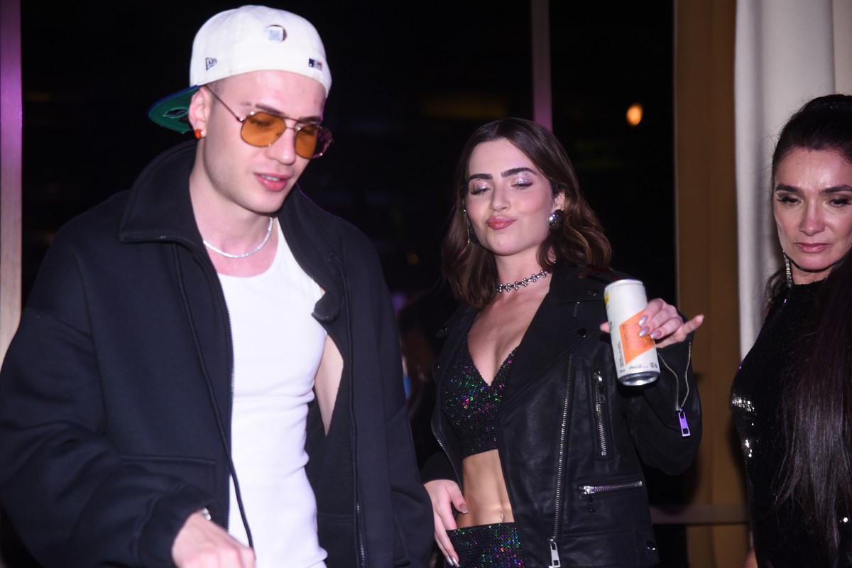 Jade Picon se diverte com o irmão, Leo Picon, em festa após desfile no ...