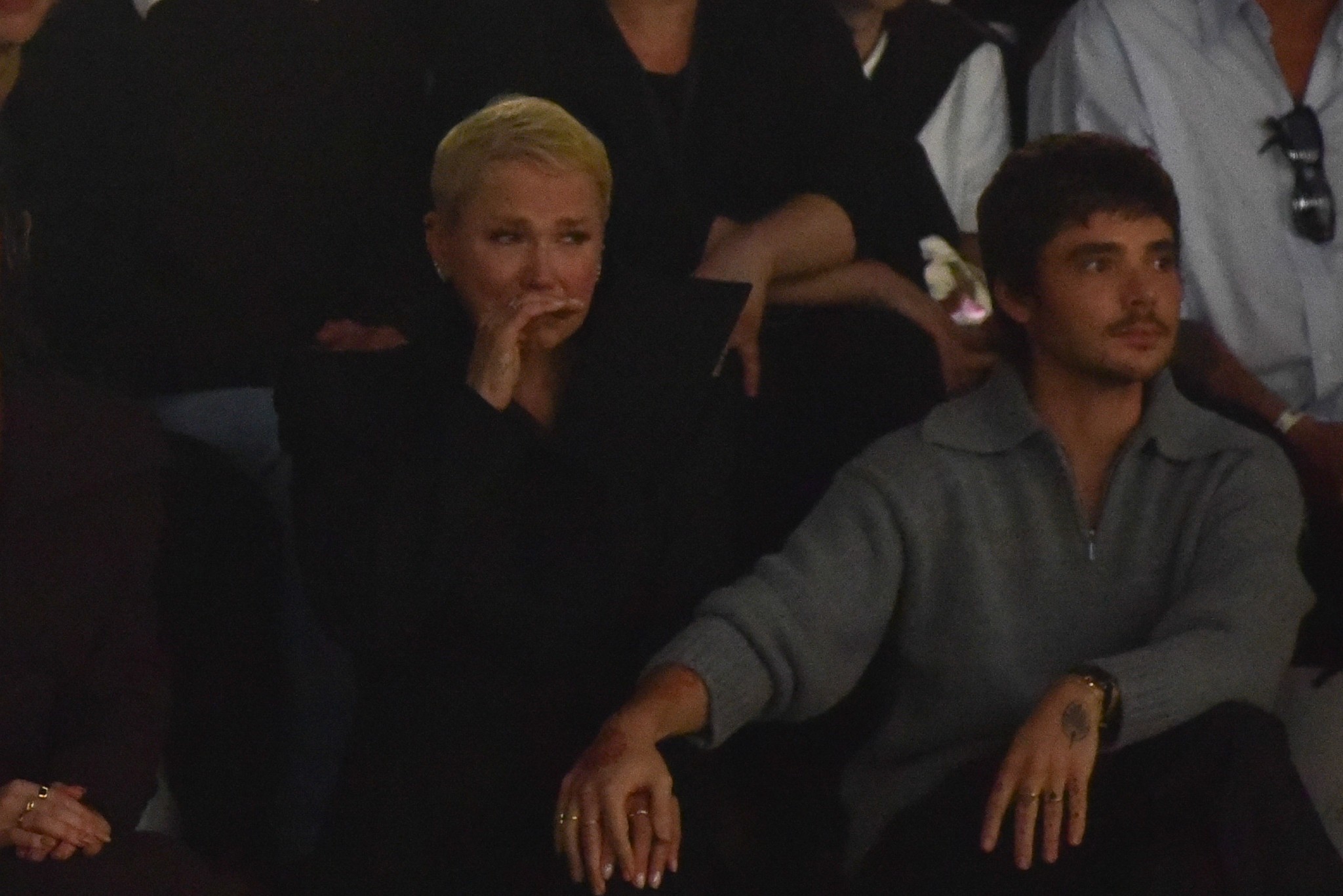 Xuxa, João Lucas e Bruna Marquezine choram durante desfile de marca de ...