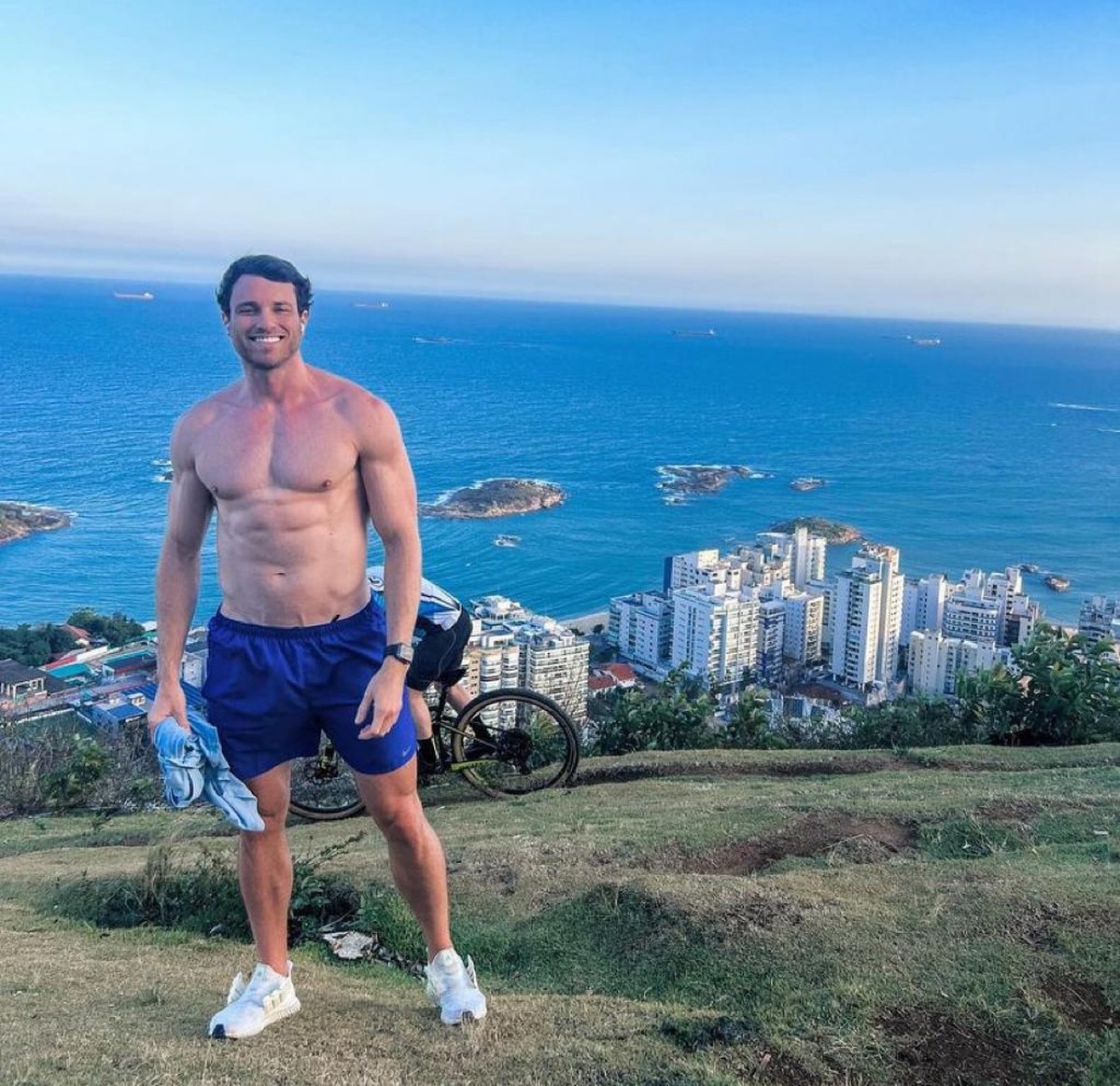 Solteiro, Lucas Bissoli exibe corpo sarado e ganha 'aplausos' de Gil do ...