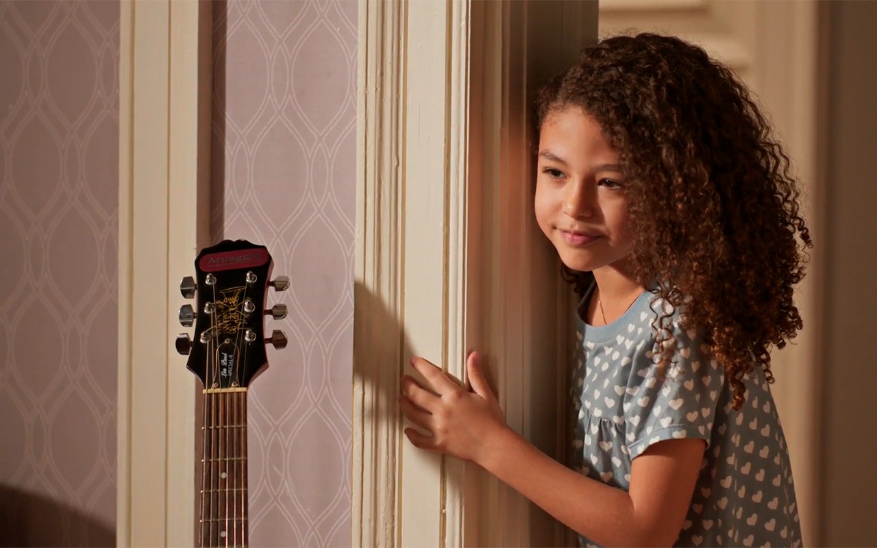 Dona de Mim: Sofia joga guitarras e roupas de Jaques na piscina, e ele pensa em expulsá-la da ...