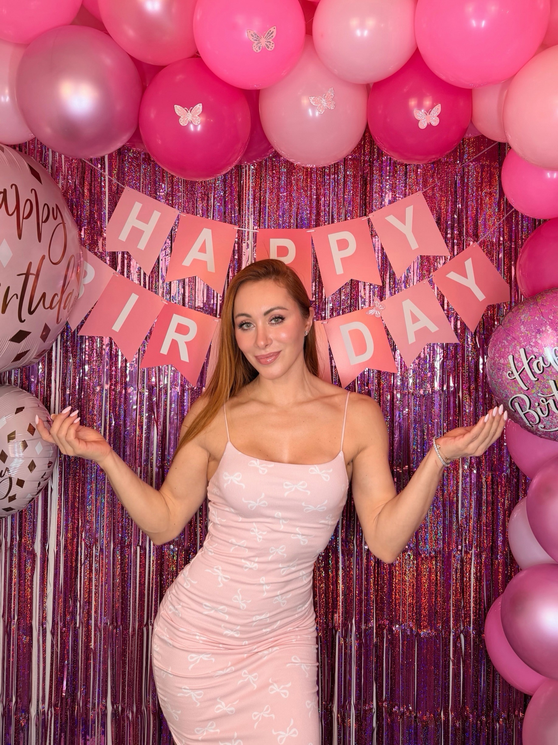 Aline Dahlen, do BBB 14, comemora 45 anos com muito rosa e exibe ...