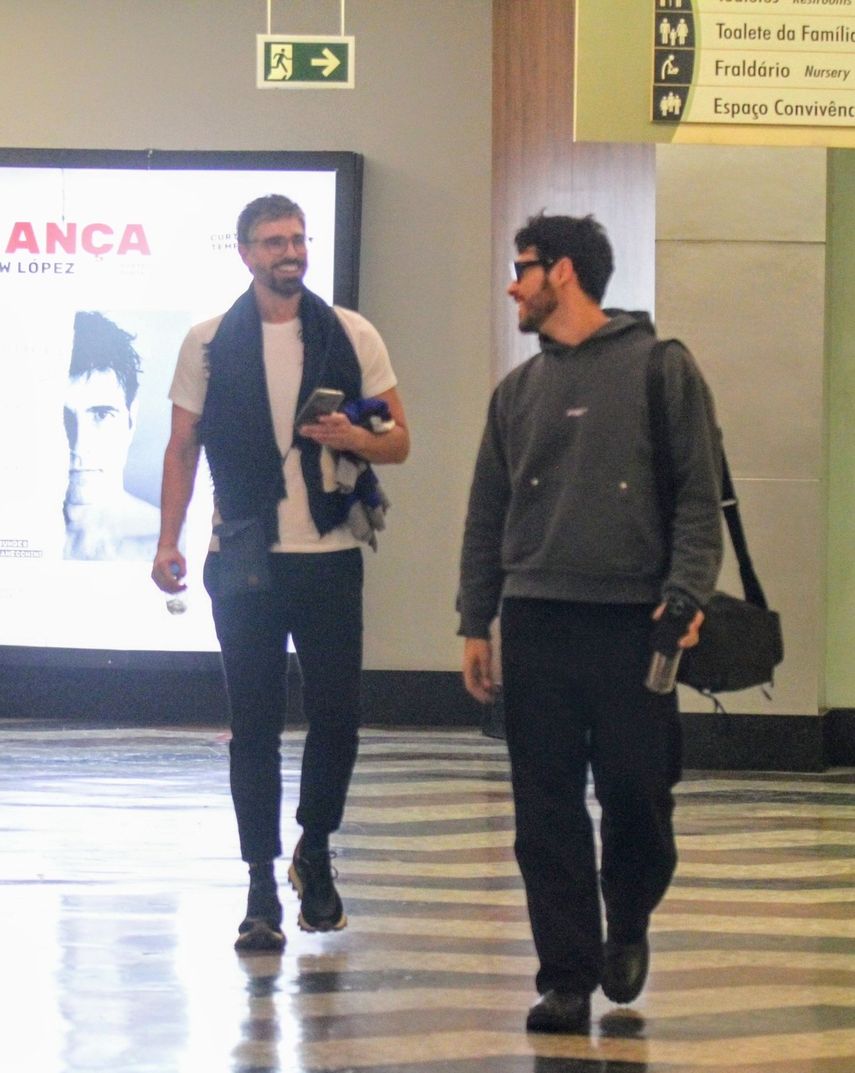 Reynaldo Gianecchini e Bruno Fagundes passeiam juntos em shopping e ...