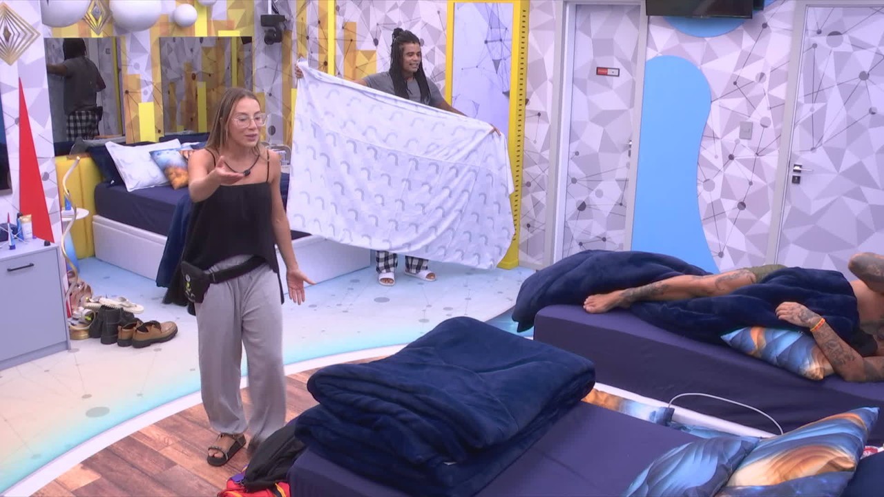 Brothers do BBB 25 discordam ao arrumar as camas: 'Deixou tudo amassado' | dentro da casa | gshow