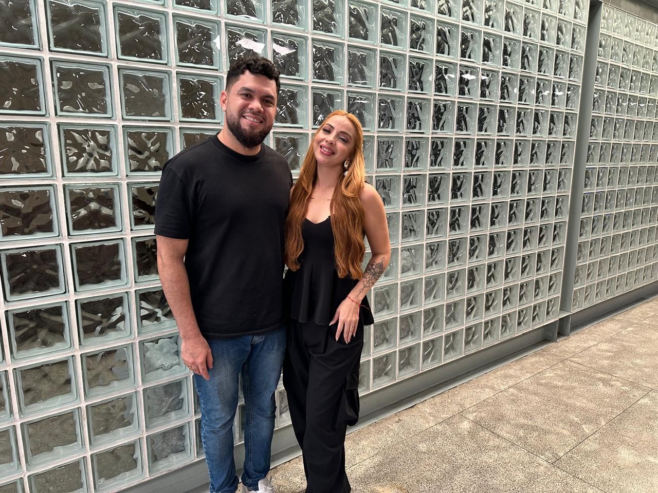 Nirah, do Estrela da Casa, reencontra marido e entrega história do casal: 'Muito apaixonados ...