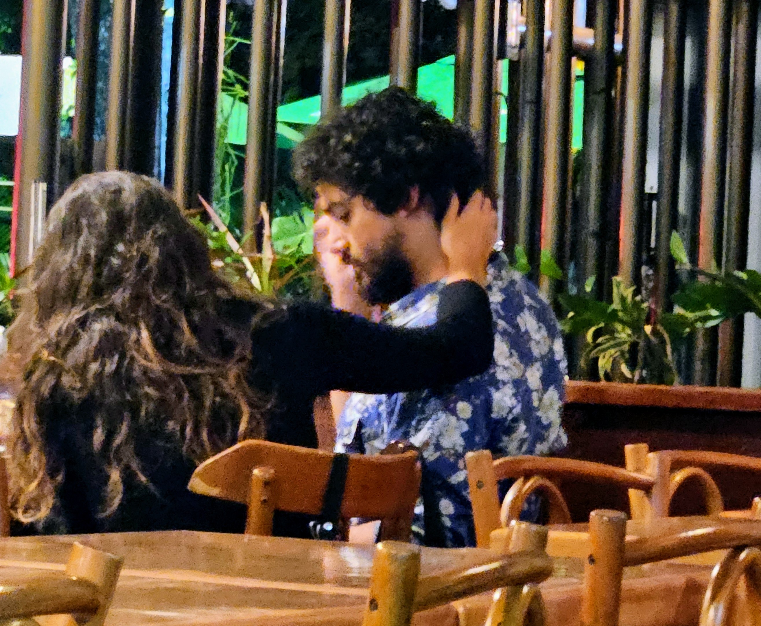 Após cinema, Thati Lopes e George Sauma trocam carinhos em jantar ...