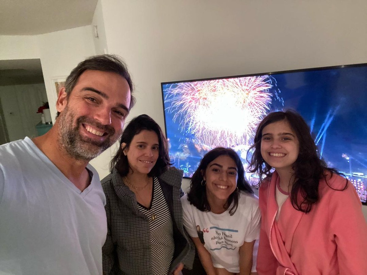 Tadeu Schmidt passa réveillon de pijama com a família e revela motivo ...
