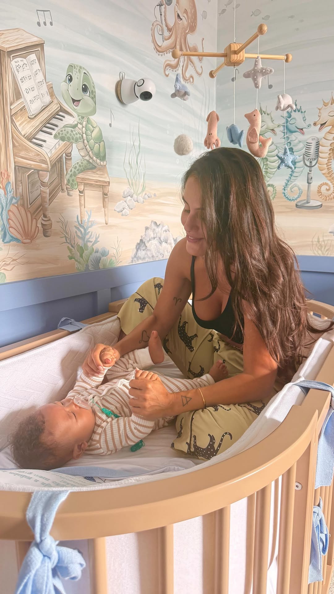 Carol Peixinho surpreende ao surgir dentro do berço do filho, Bento | Gshow