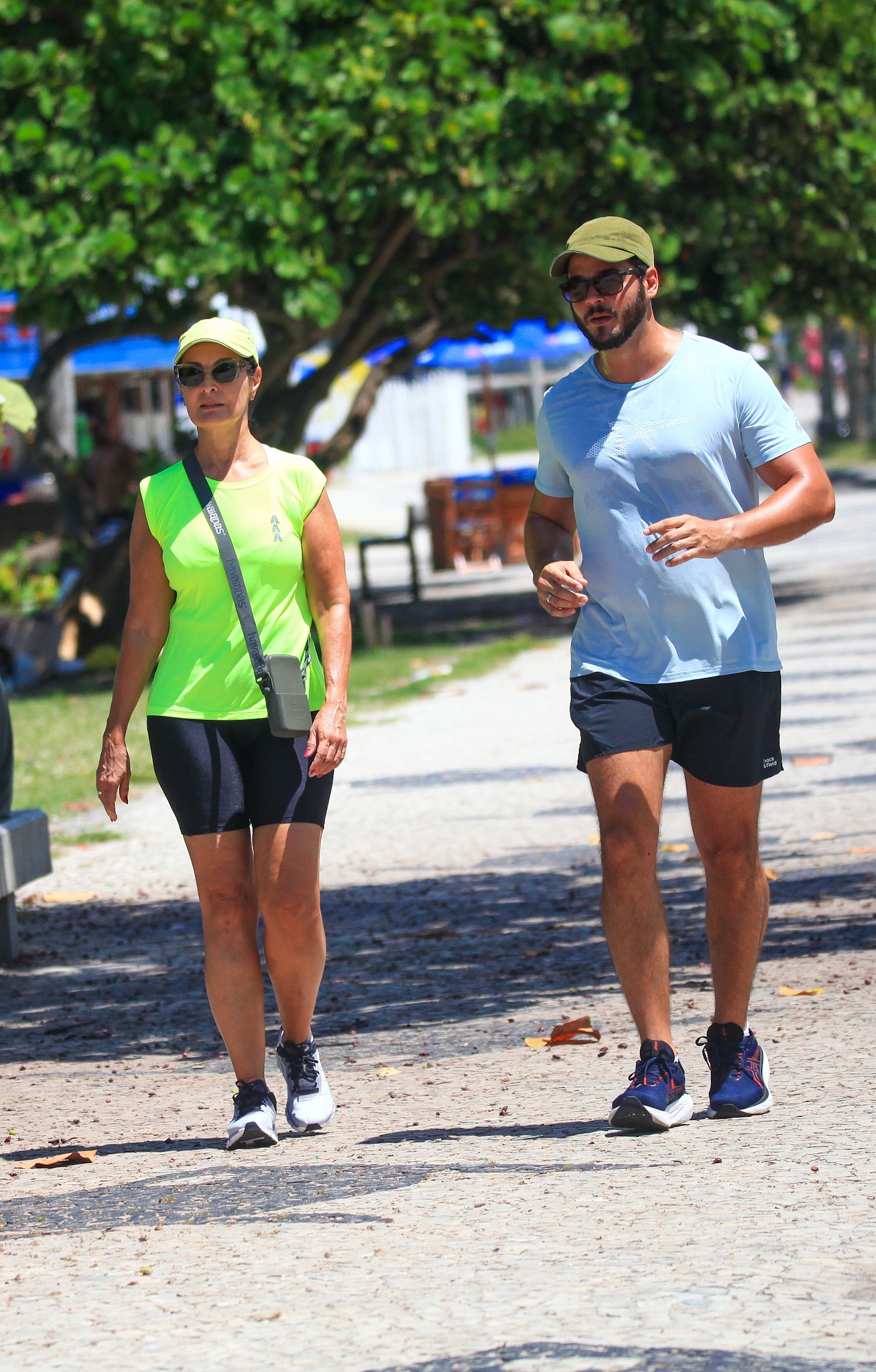 Fátima Bernardes e Túlio Gadelha caminham na orla da praia | Gshow