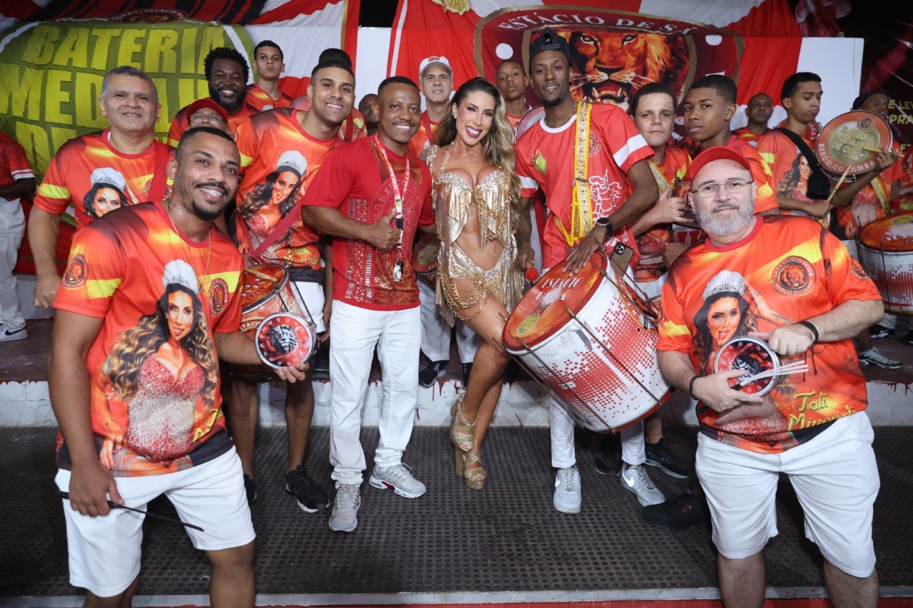 Já é carnaval? Tati Minerato rouba a cena exibindo corpão durante ...