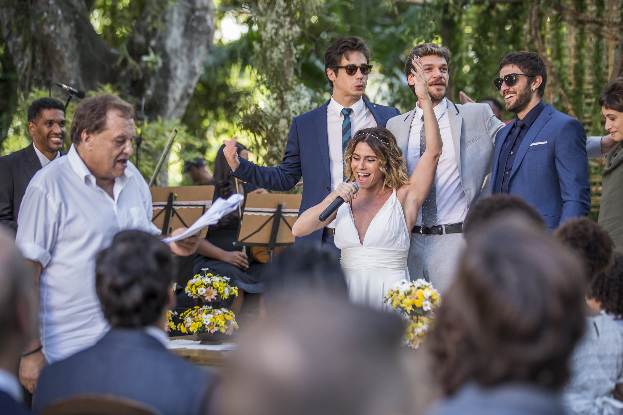 Elenco e equipe se divertem nos bastidores das cenas finais de 'Segundo ...