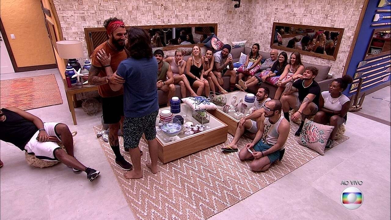 Jogo da Discórdia: Diego dá beijo de esquimó em Wagner | Gshow