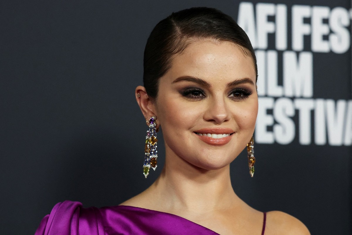Selena Gomez conta que uma de suas músicas mais famosas quase foi parar ...