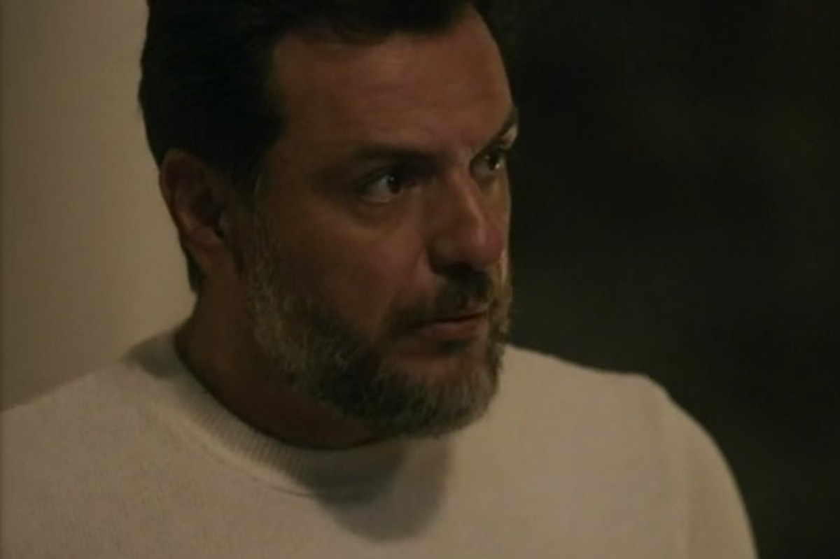 Cena de Moretti com medo da polícia, em Travessia, rende memes nas ...