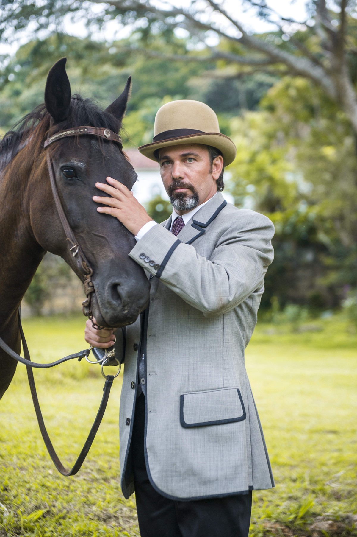 Aurélio implora de joelhos por piedade de Julieta Bittencourt | vem por ...