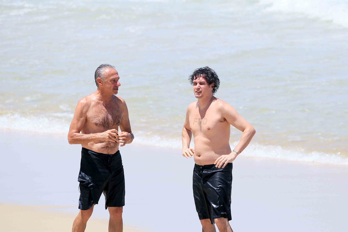 Felipe Dylon curte praia com o pai, Luiz Felipe Dylon, no Rio de ...