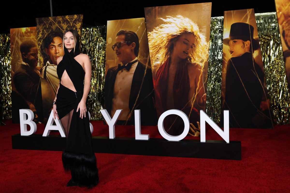 Margot Robbie surge com vestido deslumbrante na première do filme ...