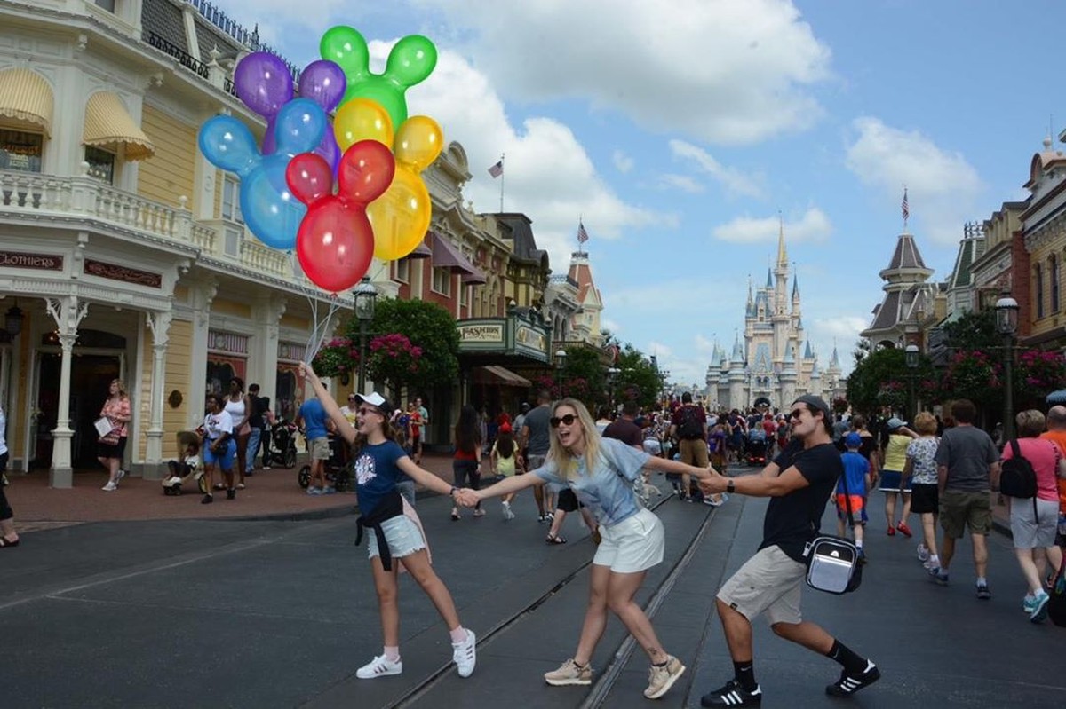 Nicolas Prattes curte férias com a mãe e a irmã em Orlando | Famosos ...