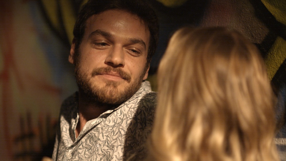 Rubinho fica de chamego com Carine, e Bibi chega