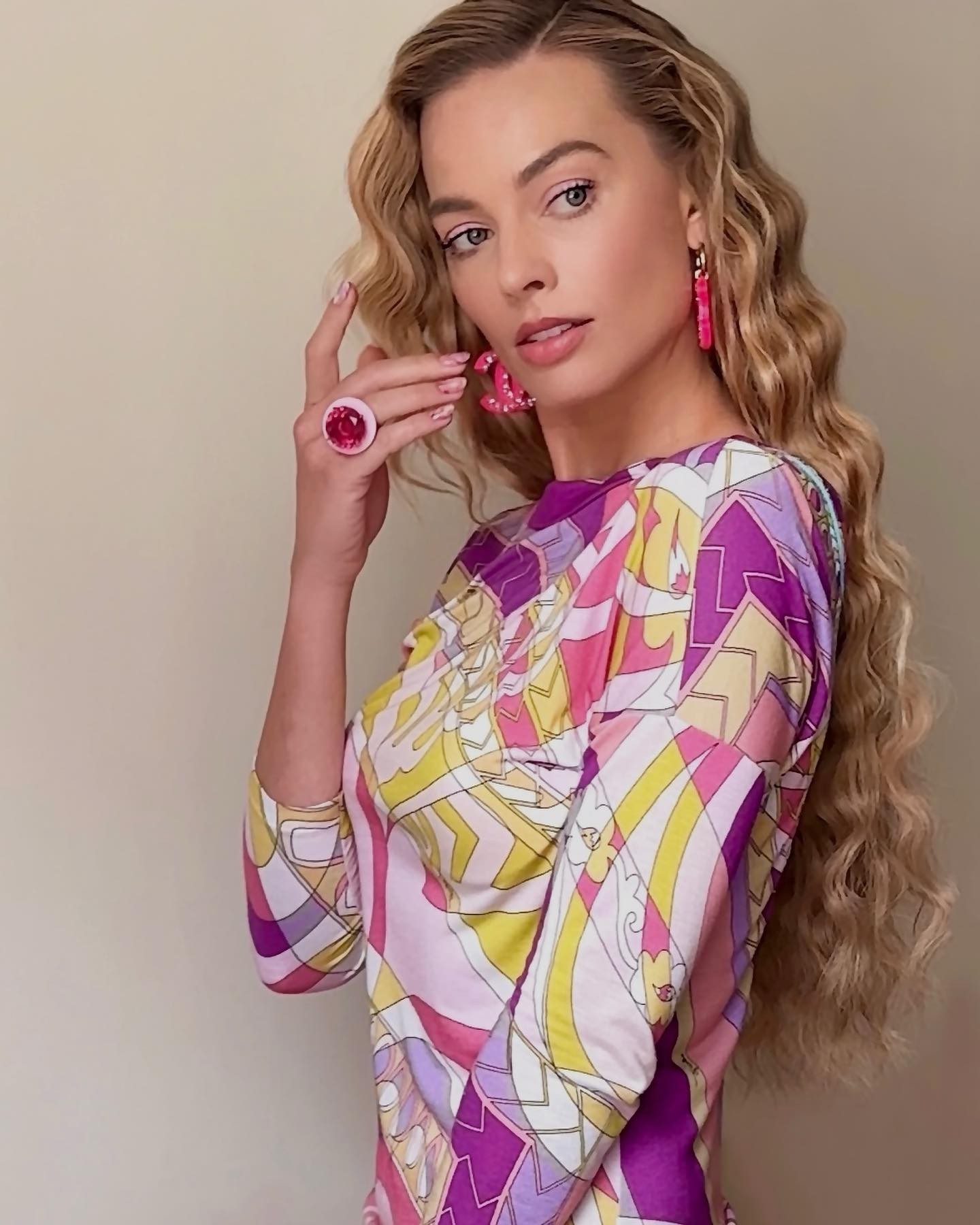 Margot Robbie usa aplique e look inspirado na Barbie para première do ...