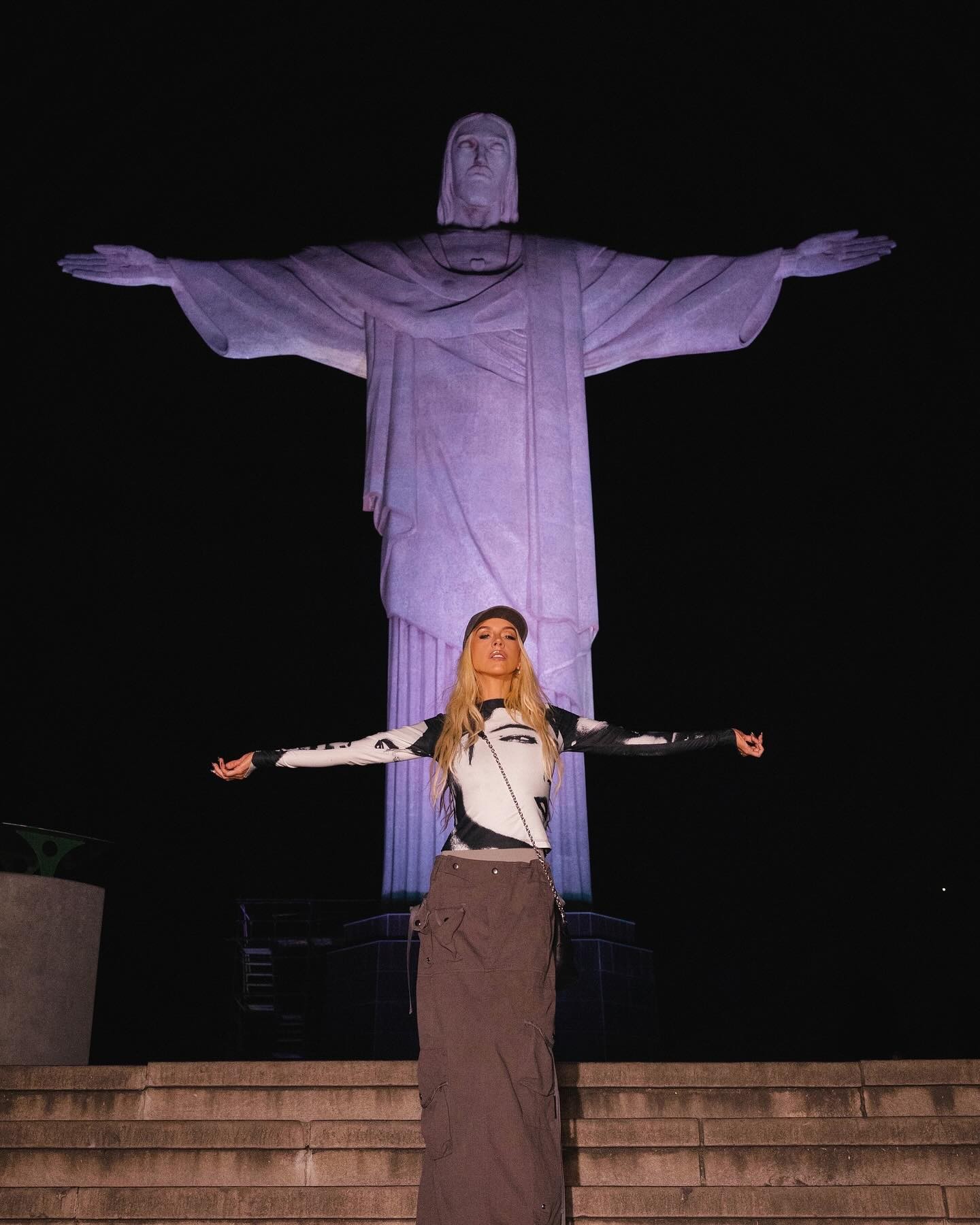 Christina Aguilera visita o Cristo Redentor e faz doação especial ao ...