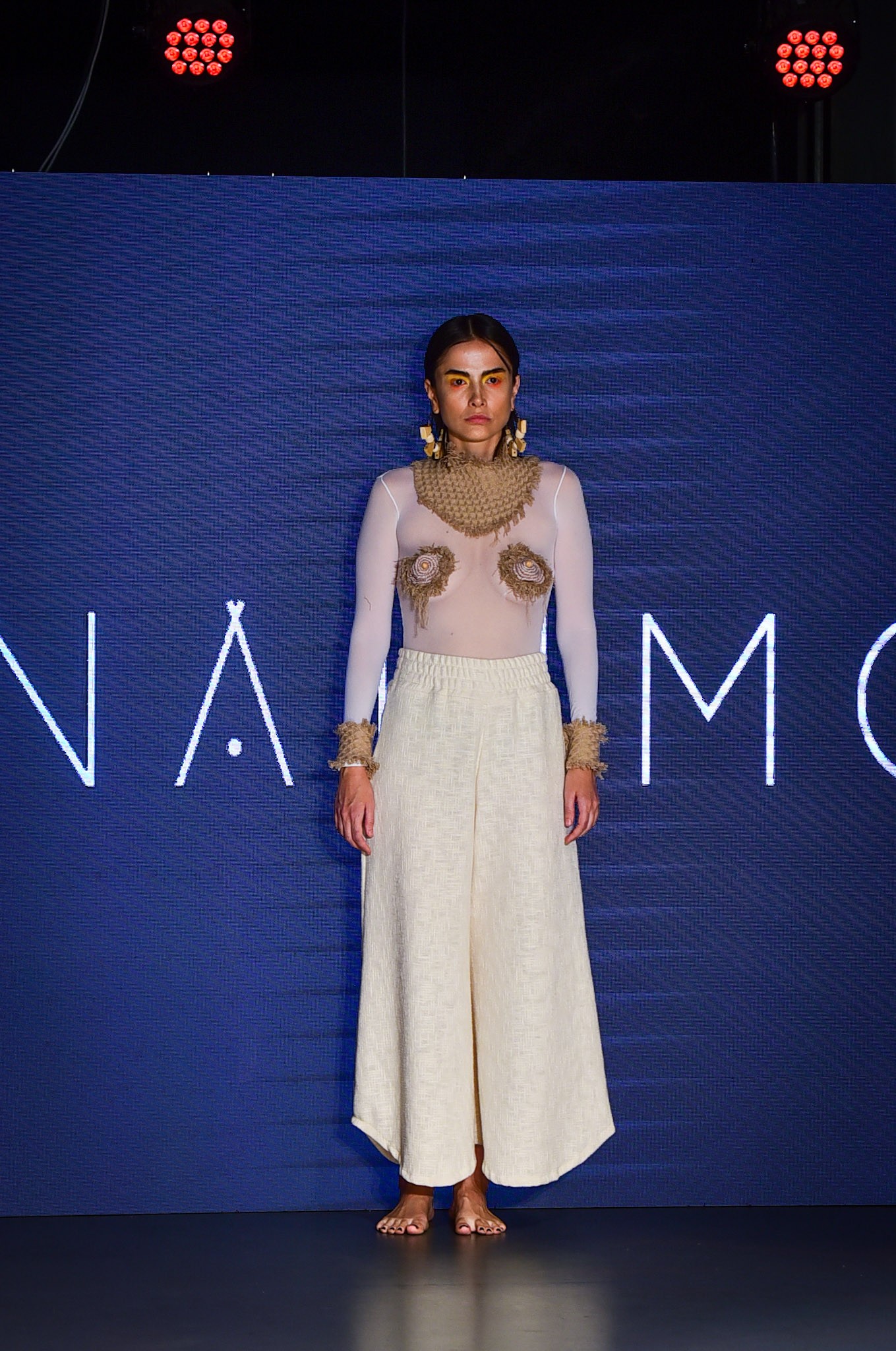 Maria Casadevall desfila na Casa de Criadores com transparência e detalhe nos seios