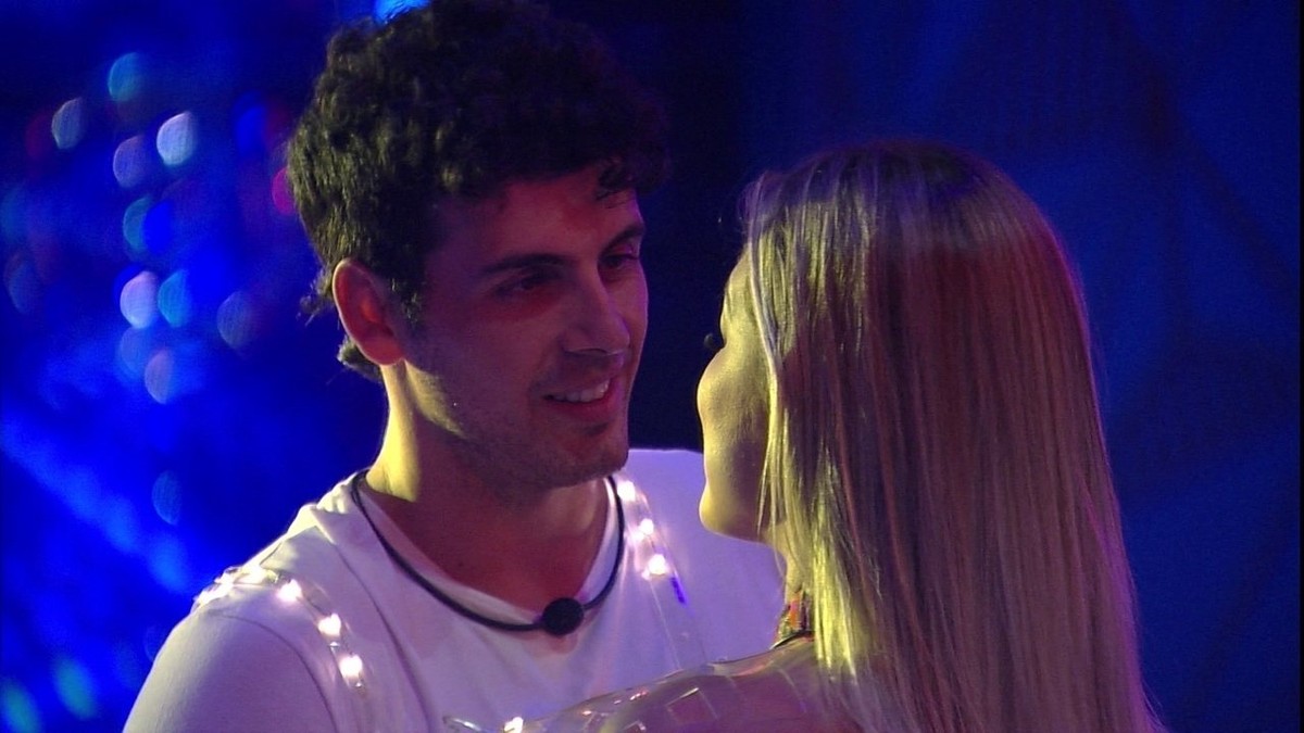 Maycon pede beijo para Isabella e argumenta: 'Eu vou embora terça-feira ...