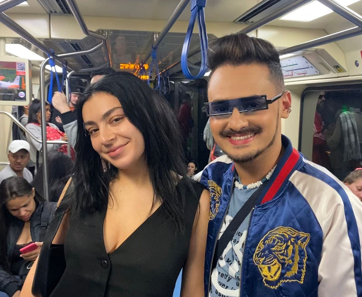 Charli XCX, atração do Primavera Sound, passeia de metrô em São Paulo ...