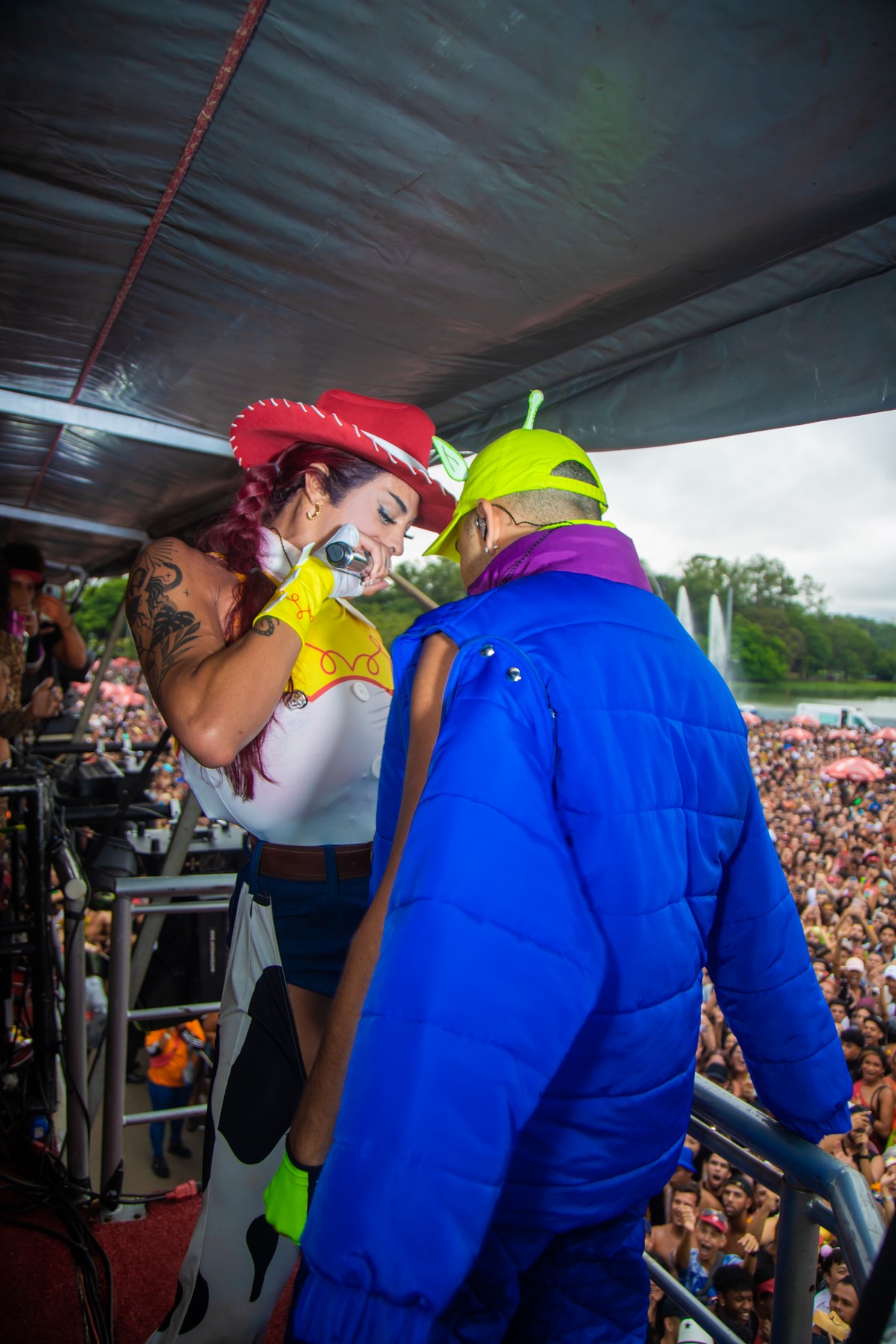Pedro Sampaio e Pabllo Vittar sensualizam em bloco de Carnaval ...