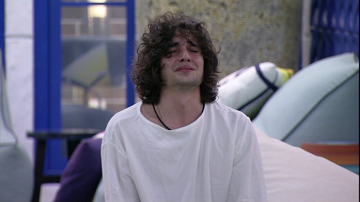 Fiuk chora na área externa da casa e diz: 'Obrigado a todo mundo que me ...