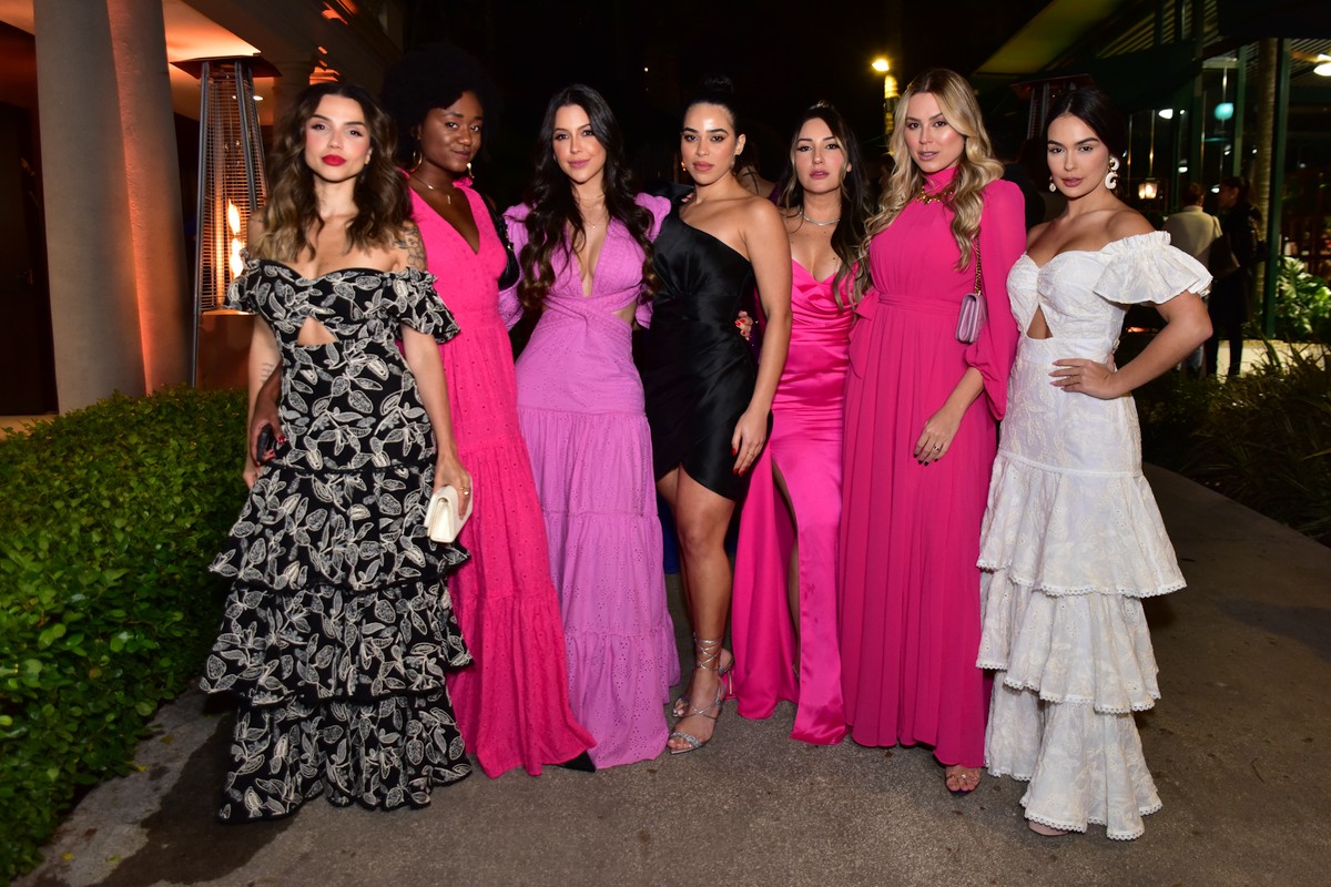 Ex-BBBs de várias edições se encontram em desfile em SP | Famosos | gshow