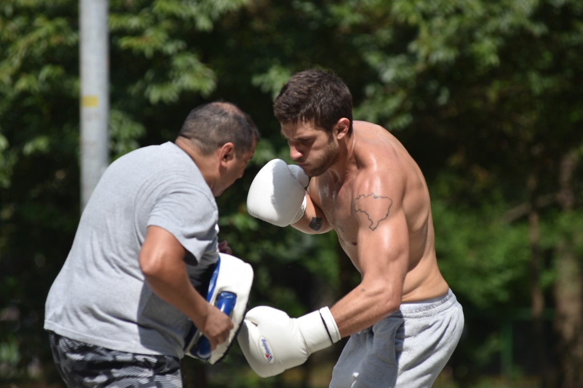 Chay Suede mostra corpo forte durante treino de boxe em São Paulo ...
