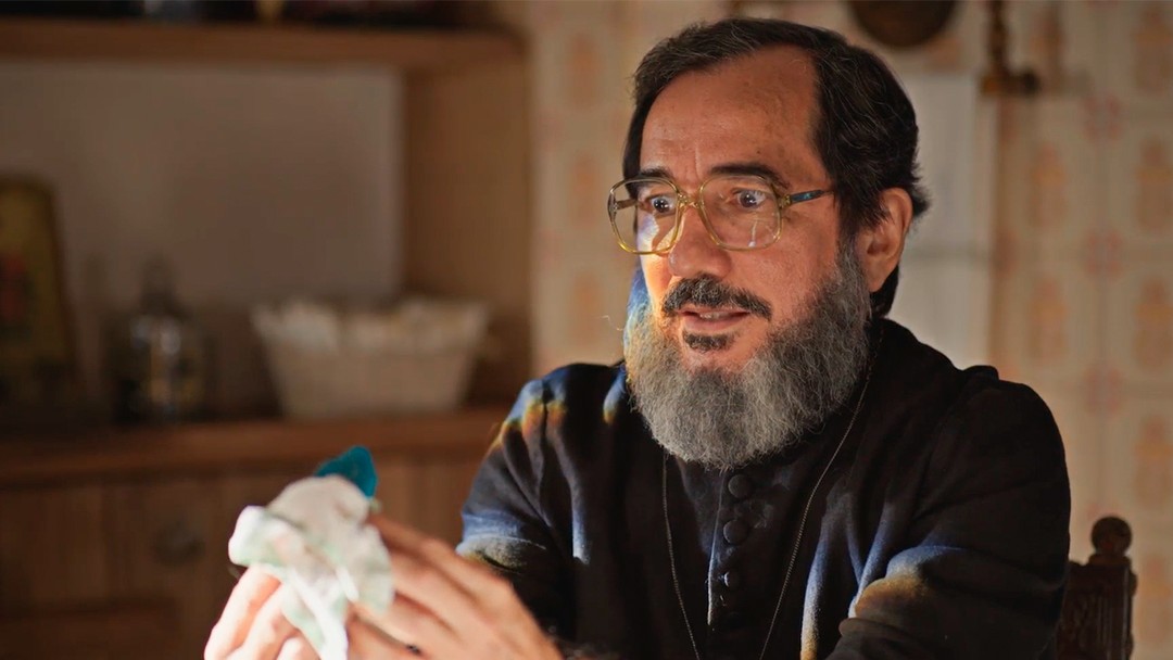 Nanego Lira interpreta Padre Zezo em No Rancho Fundo | personagem | GSHOW