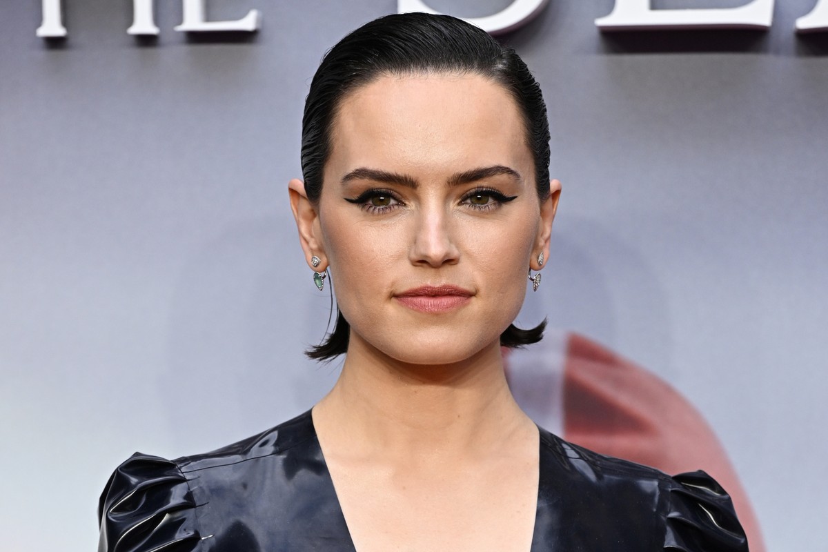 Daisy Ridley revela diagnóstico de Doença de Graves: 'Tentando me ...