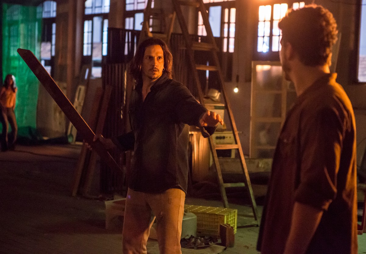 Júlia toma atitude surpreendente e ajuda Alex a fugir de Gui | Vem por ...