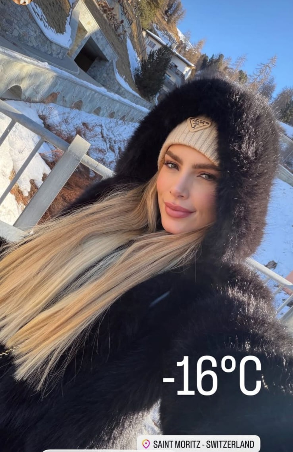 Musa de escola de samba, Erika Schneider posa de biquíni com ...