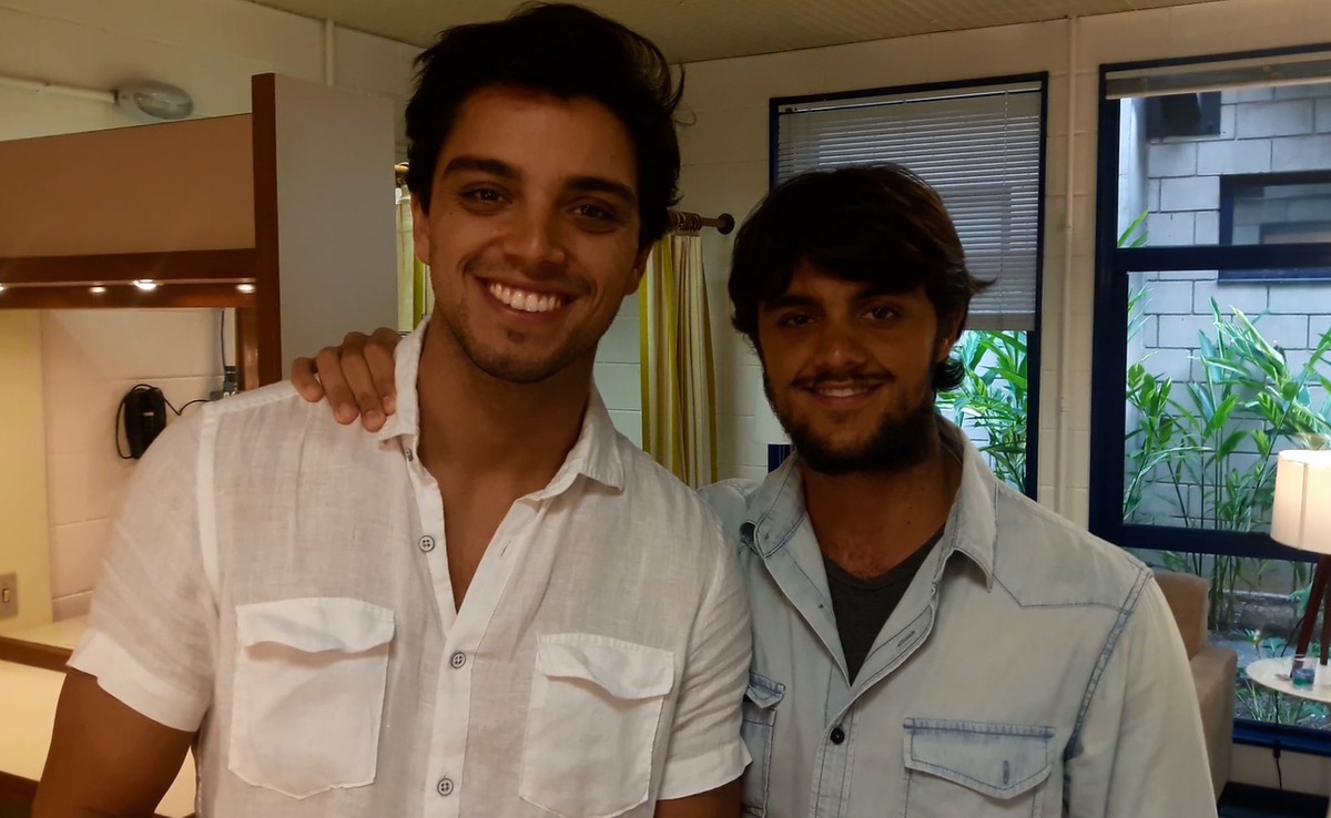 Rodrigo Simas 'troca de rosto' com o irmão Felipe Simas