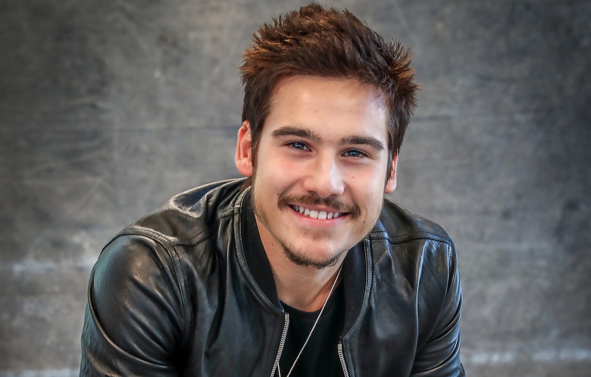 Nicolas Prattes lembra início na arte e afirma: 'Sempre vou ter os pés ...