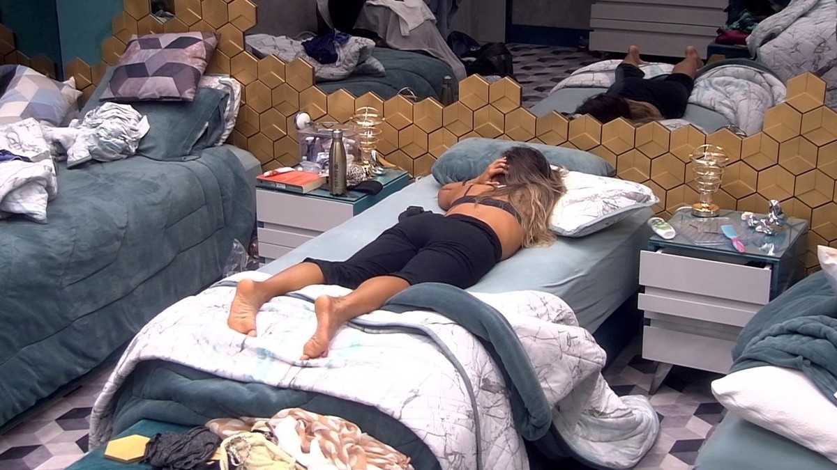 Carolina dorme e protege rosto da luz do Quarto Ouro | casa bbb | gshow