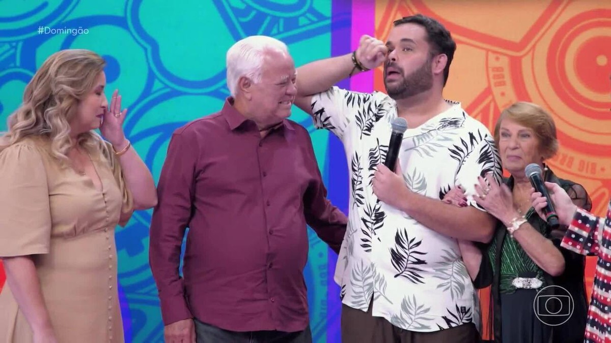 Eliminado do BBB 24, Michel se emociona ao reencontrar a família ...