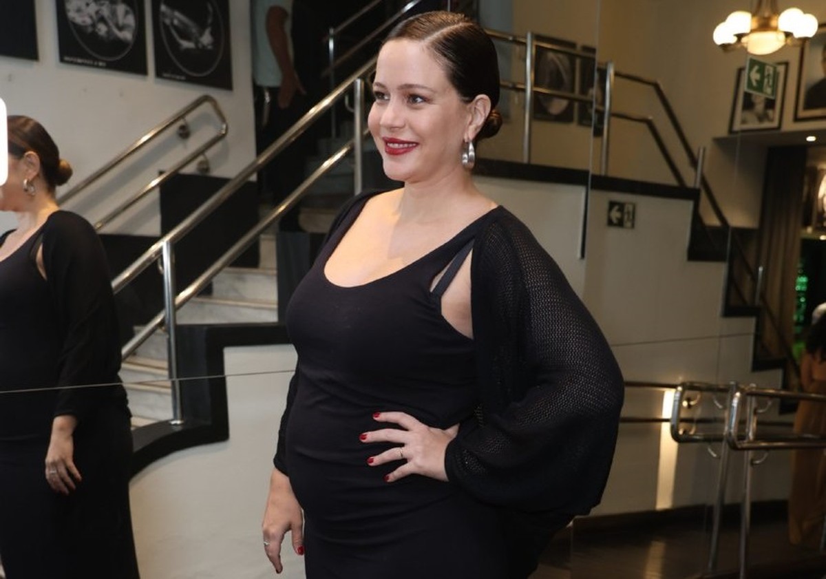 Leandra Leal exibe barrigão de grávida nos 90 anos do Teatro Rival ...