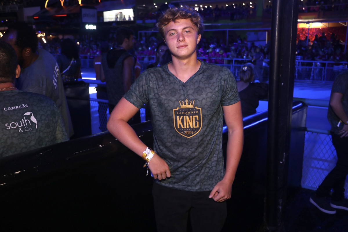 Benício, filho de Angélica e Luciano Huck, curte Desfile das Campeãs em camarote na Sapucaí ...