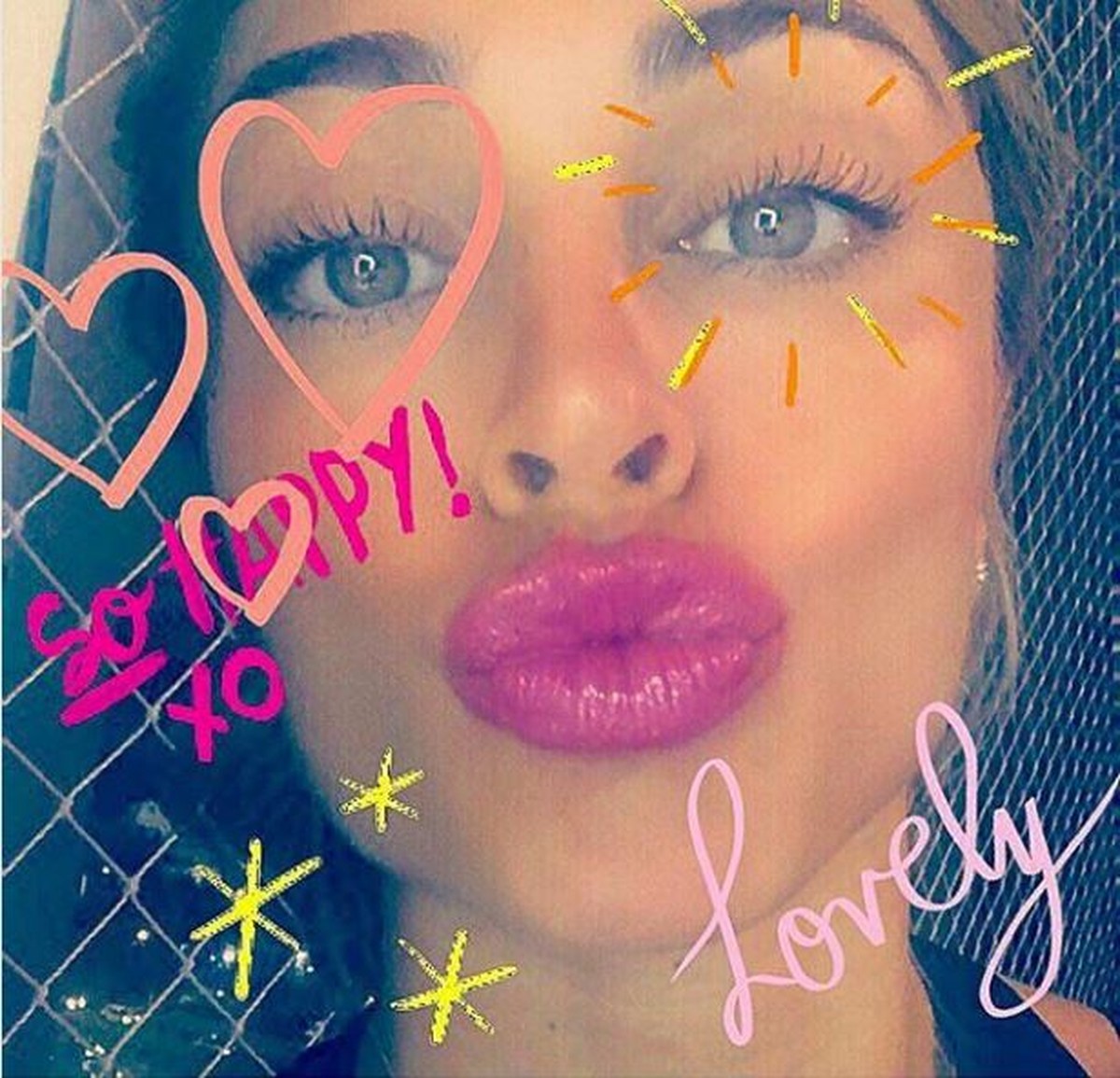 Grazi Massafera amanhece com batom rosa choque e confidencia ...