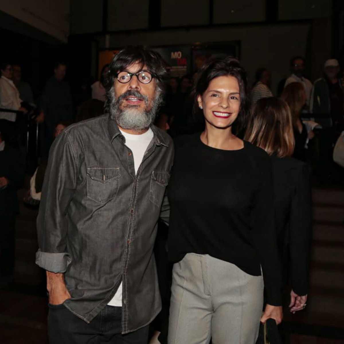 Helena Ranaldi faz rara aparição com o marido em lançamento de peça em ...