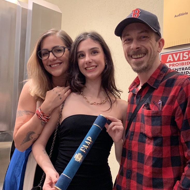 Neta de Rita Lee conclui Ensino Médio e reúne pais separados em ...